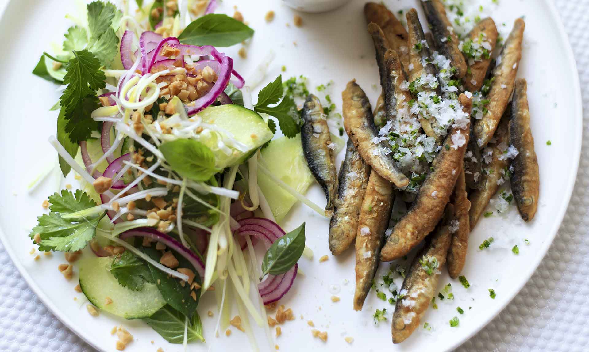 Boquerones fritos con ensalada tailandesa y salsa nam prik