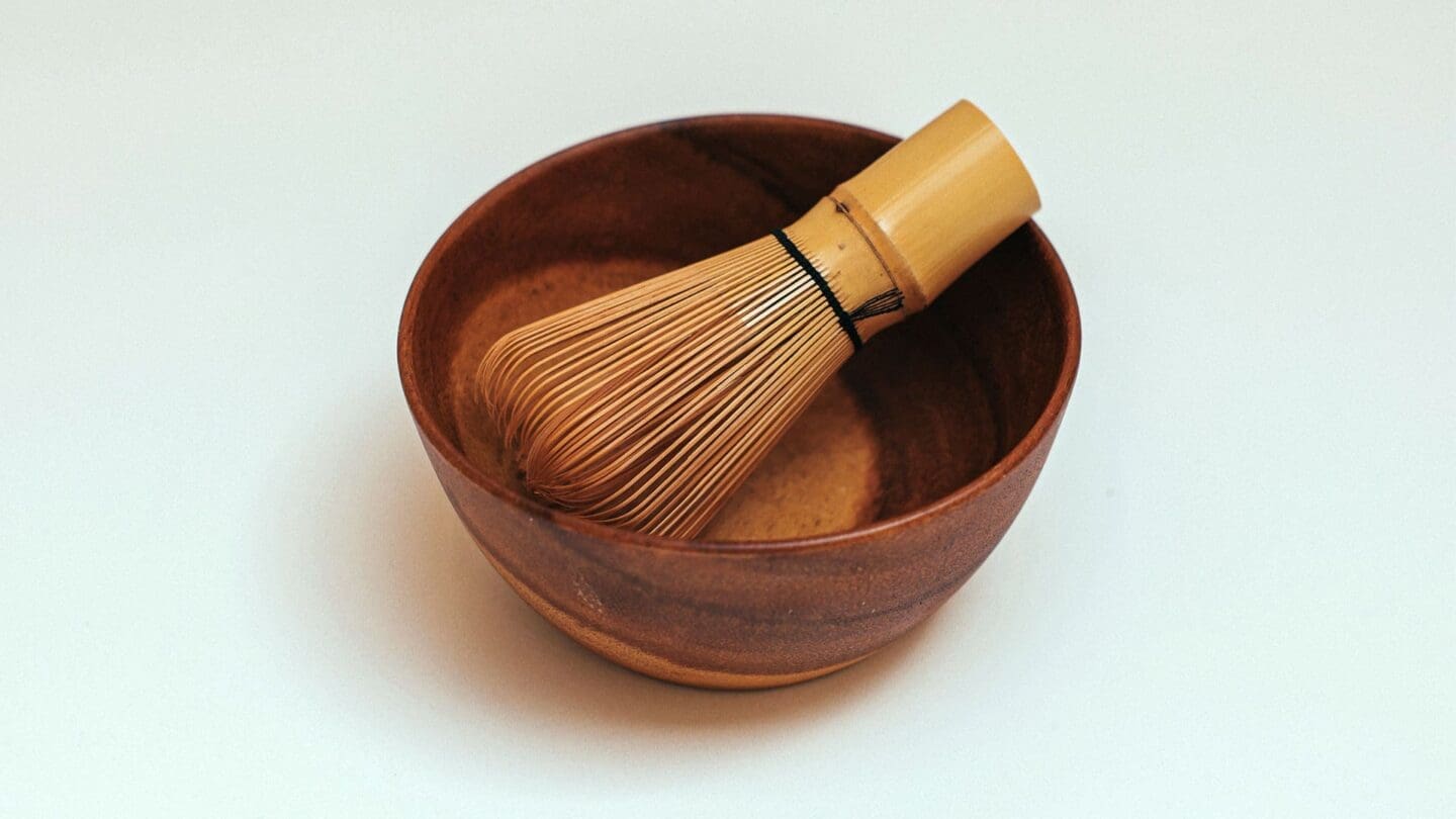 Conoce el chasen: la "varita mágica" que hace posible el matcha