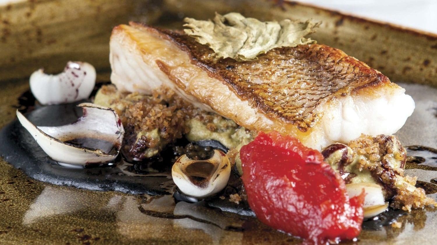 Robalo y chicharrón con puré