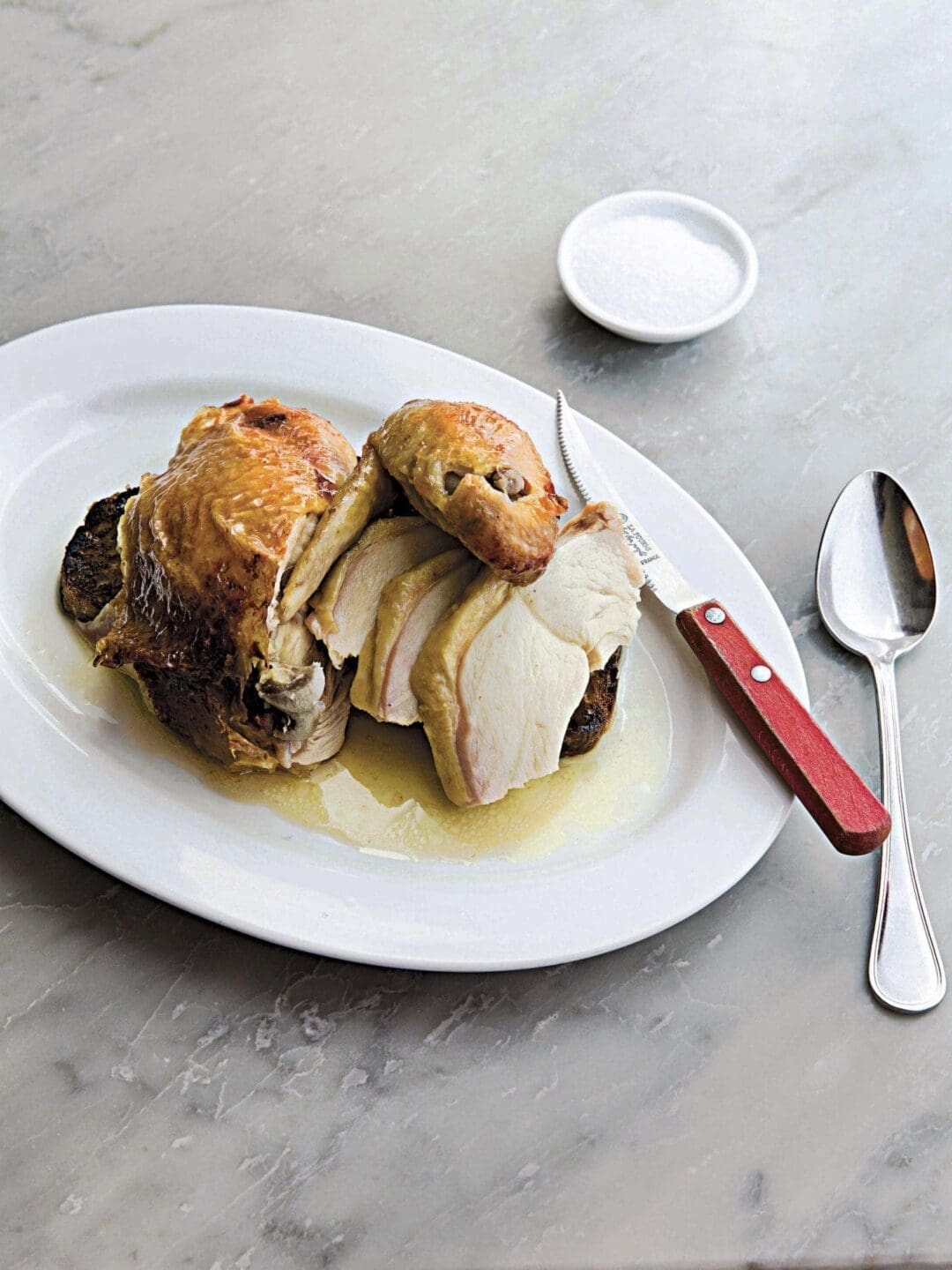 Capón asado en crouton de ajo