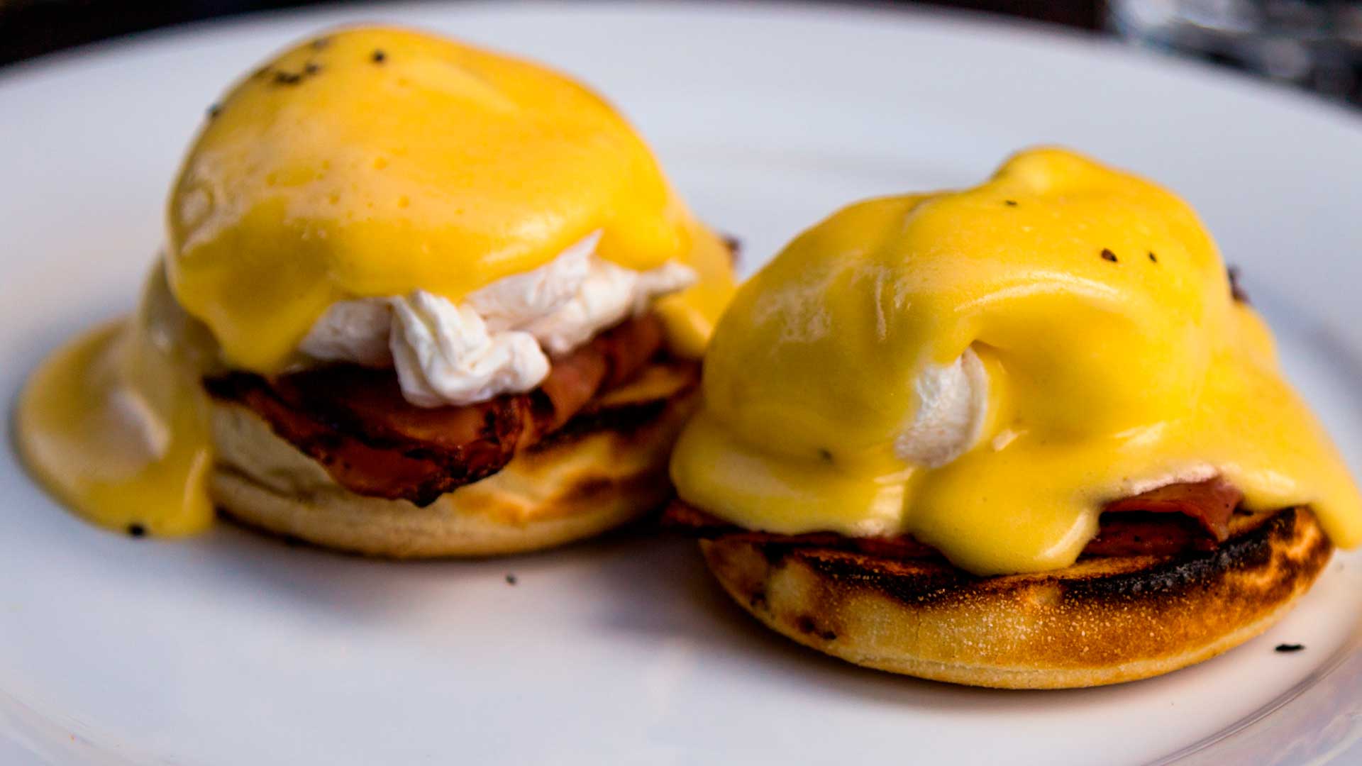 Benedictinos con salsa holandesa a la cúrcuma