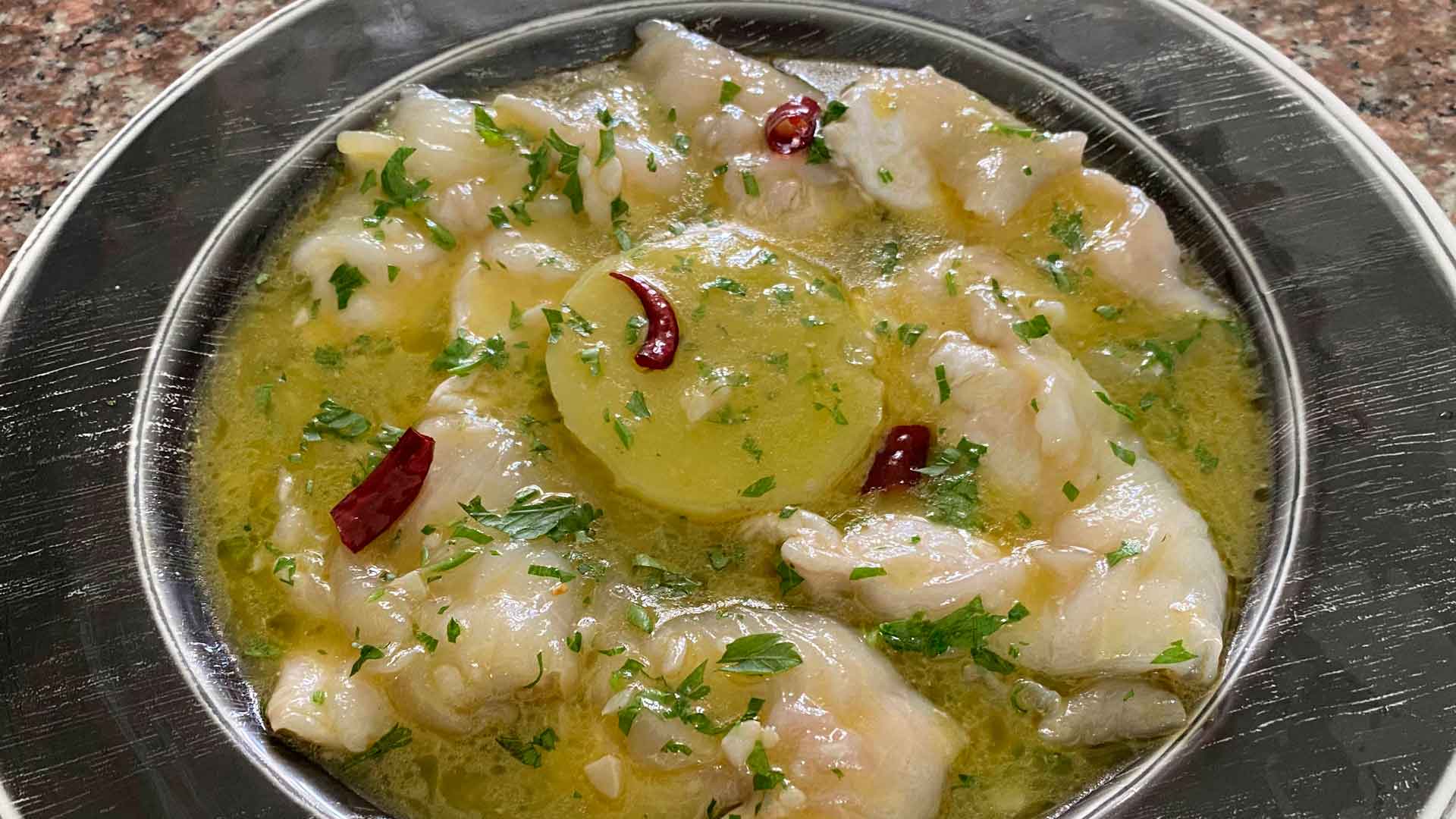 Cocina unas kokotxas de robalo en salsa verde al estilo del chef ...