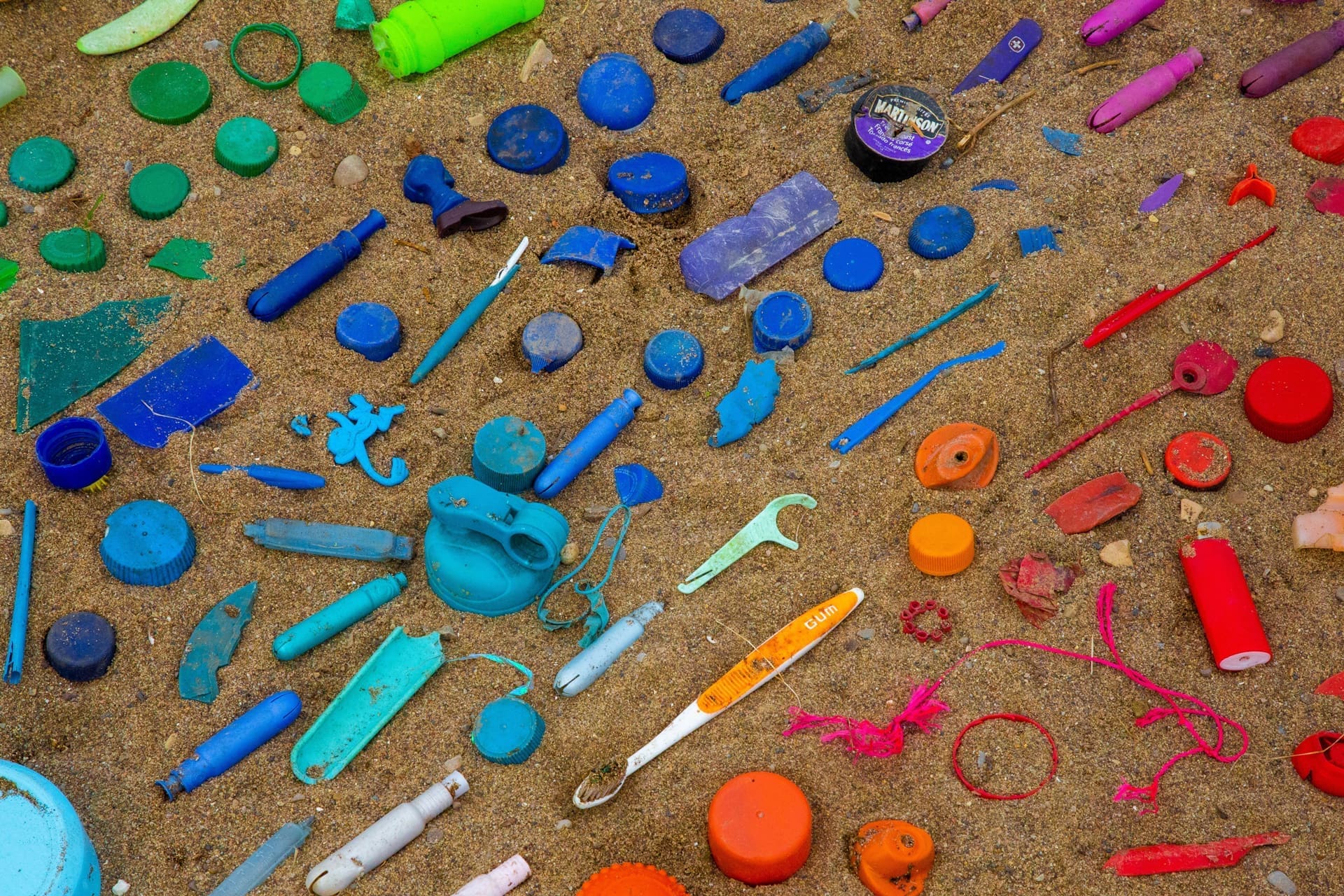 ¿Qué son los microplásticos y cómo contaminan?