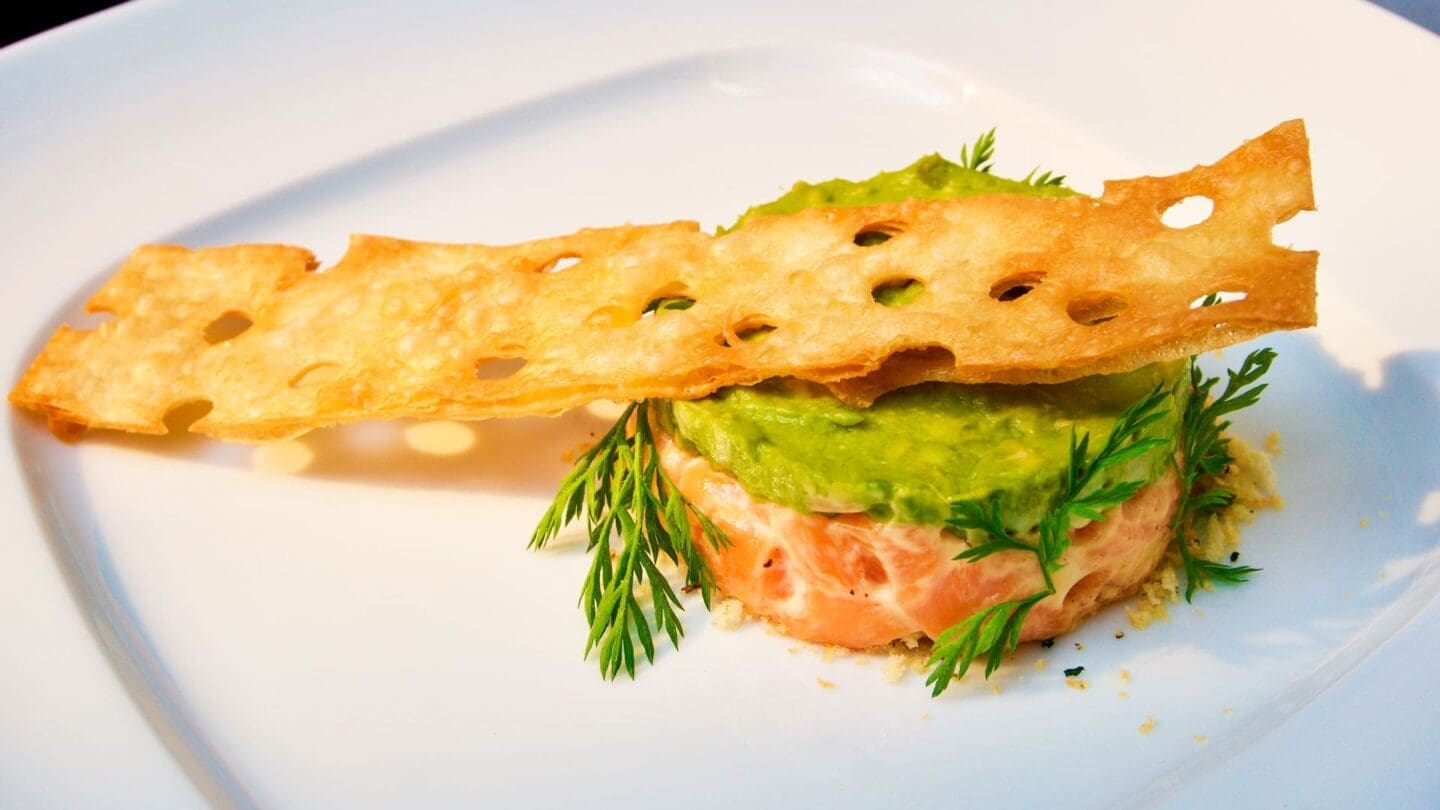 Elabora este refrescante tartar de salmón del chef Daniel Camacho