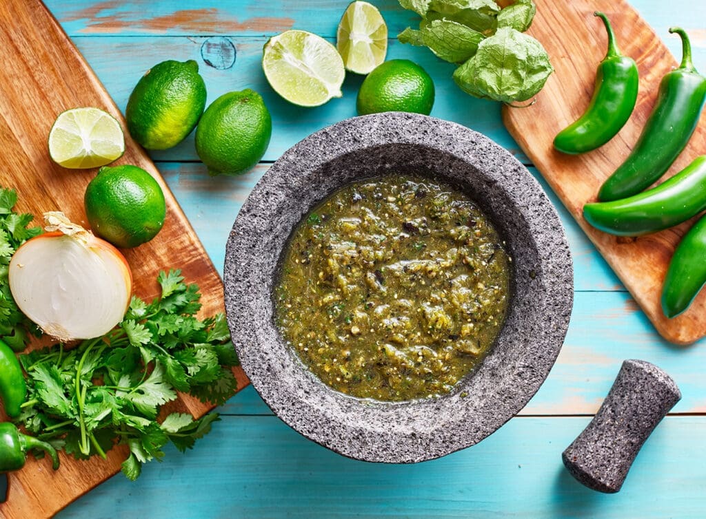 Tres recetas de salsas para brillar en tu Noche Mexicana