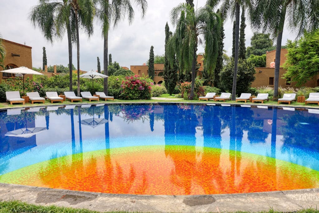 Nada en una de las albercas más bonitas de México en este hotel ...